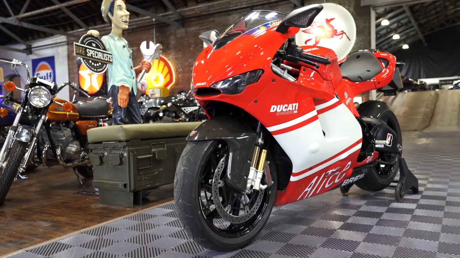 15 Fastest Bikes in the World 2024: Two-Wheeled Rockets