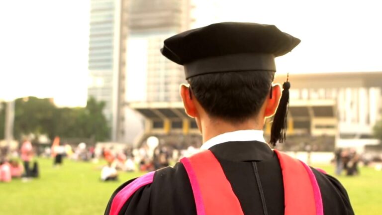 What Salary is Considered Upper Class in Canada? The Golden Number