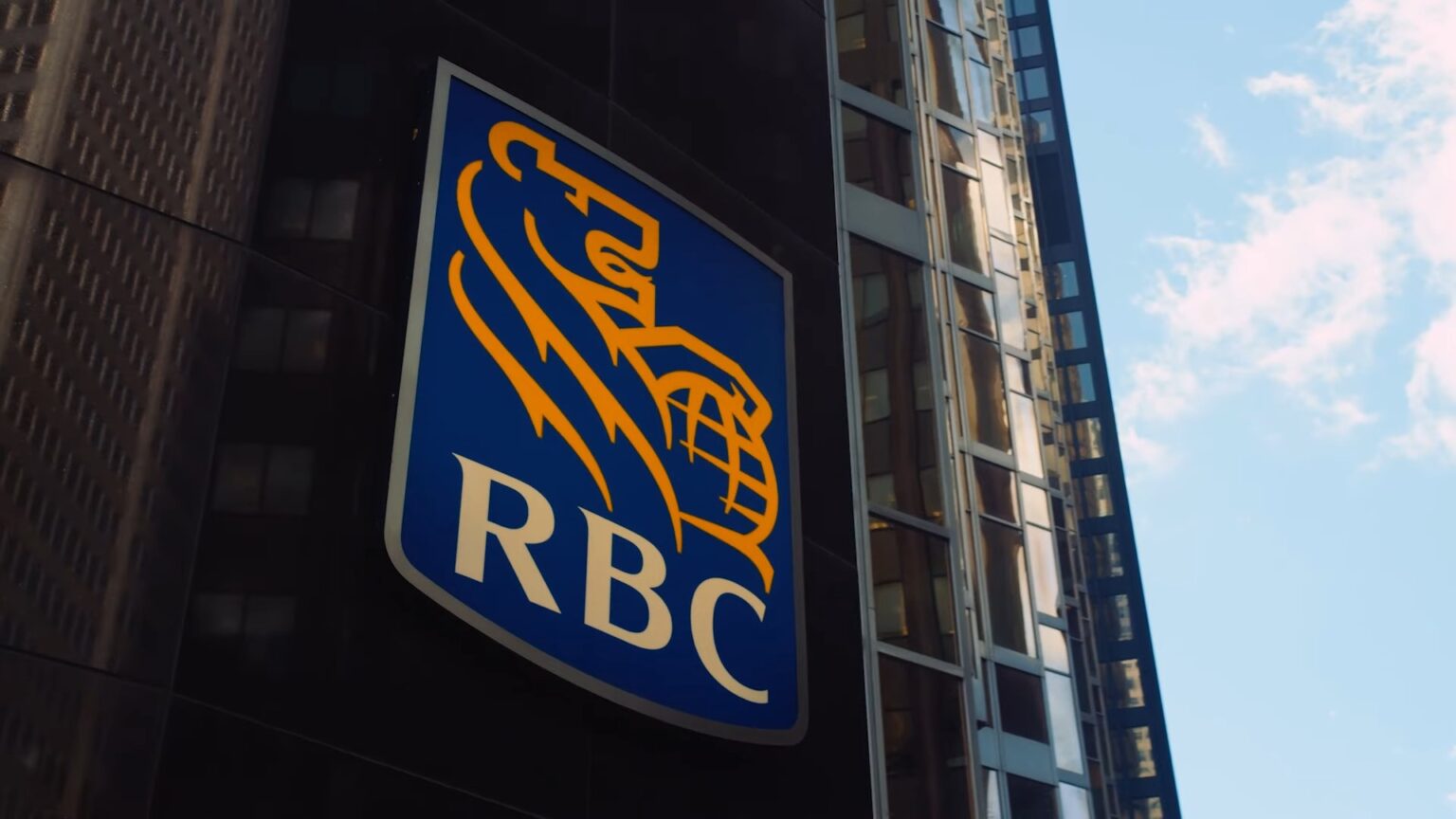 What US Banks Have Branches in Canada? Crossing Borders