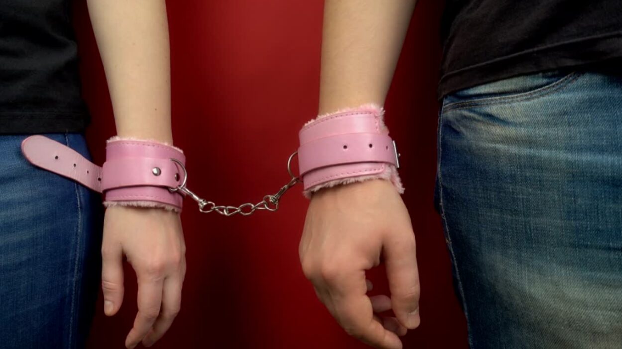 How To Use Handcuffs In Bed: The Complete Guide to Safe and Exciting ...